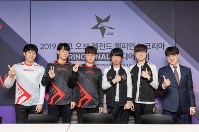 결승 전 팽팽한 신경전! '그리핀 VS SKT T1' LCK 인터뷰 : 네이버 포스트