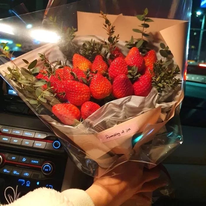 데이트하는 날 여친한테 안겨주면 치킨 주는 것만큼 기뻐할 제철 딸기 꽃다발 네이버 포스트