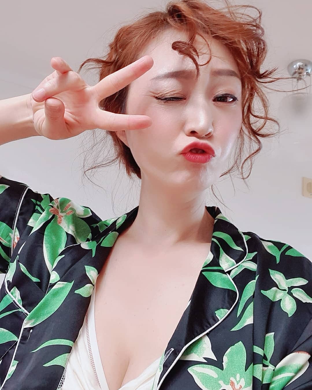 80년생 류경진 그누나 근황 켠왕 허강조류 색기 홍일점 가슴골의상 임신 D라인 열촬 네이버 블로그