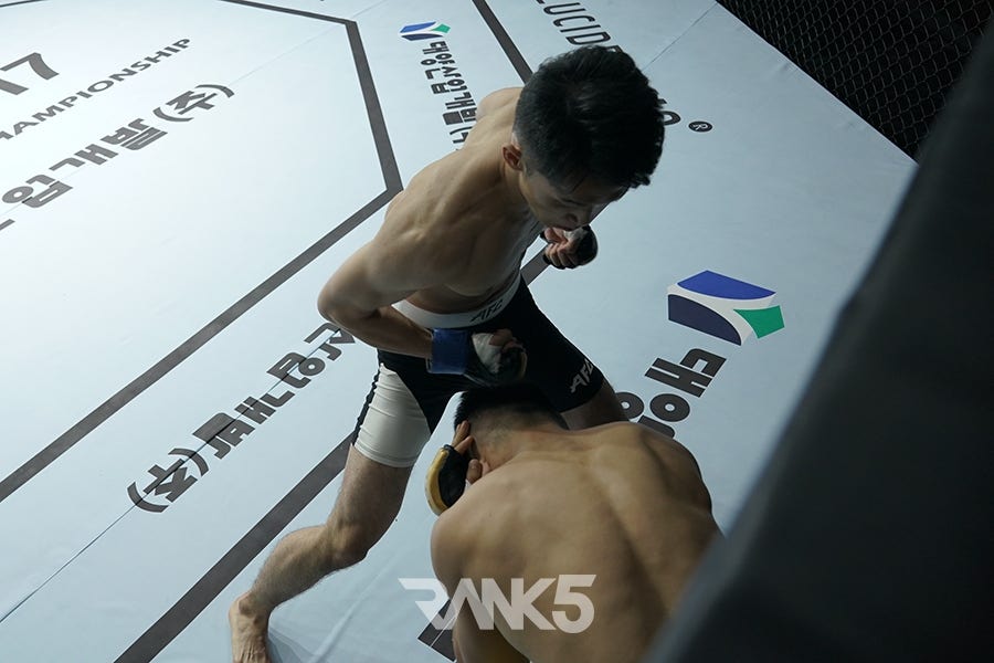 'MMA 데뷔전' 신창현, 박창빈 상대로 1R TKO승 : 네이버 포스트