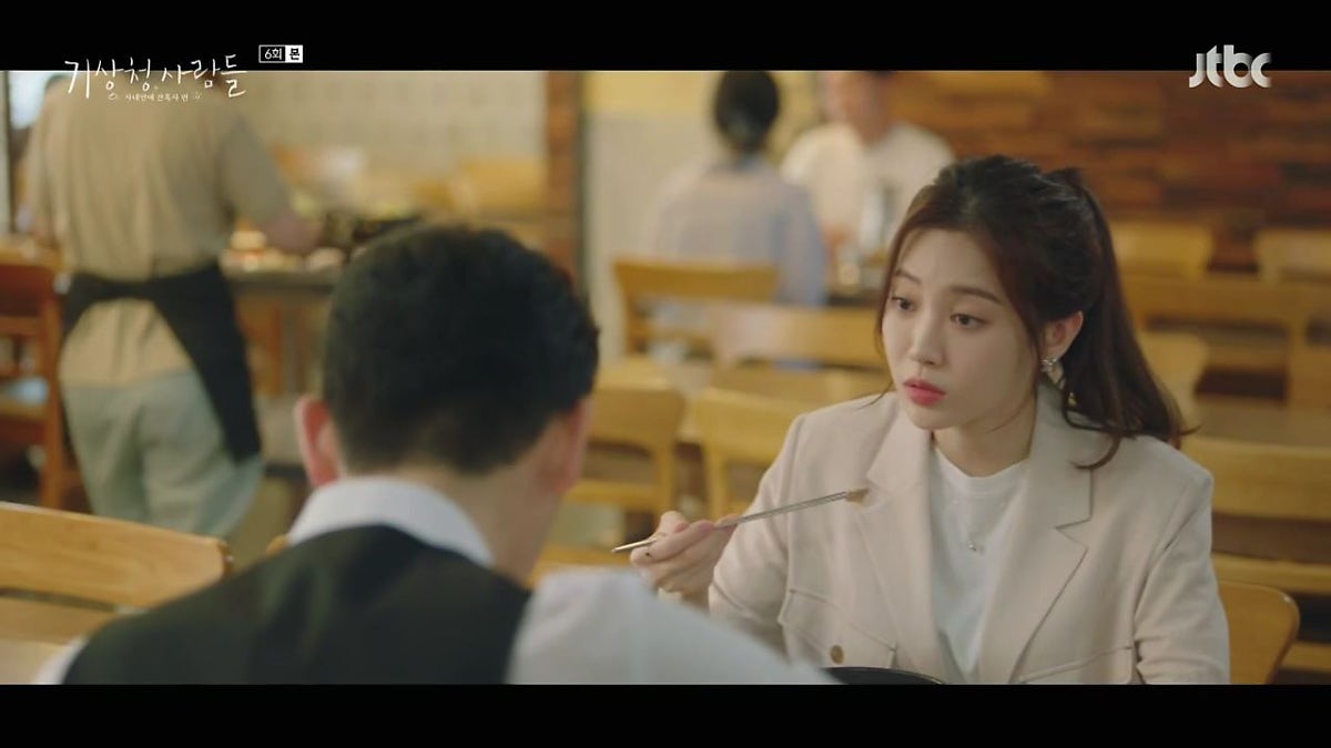 기상청 사람들 유라 패션 속 여자 손목 시계는 미쉘에블랑 - a22