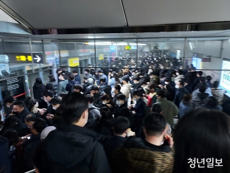 뜨거운 감자된 지하철 노인 무임승차···세대 갈등 조짐 네이버 포스트
