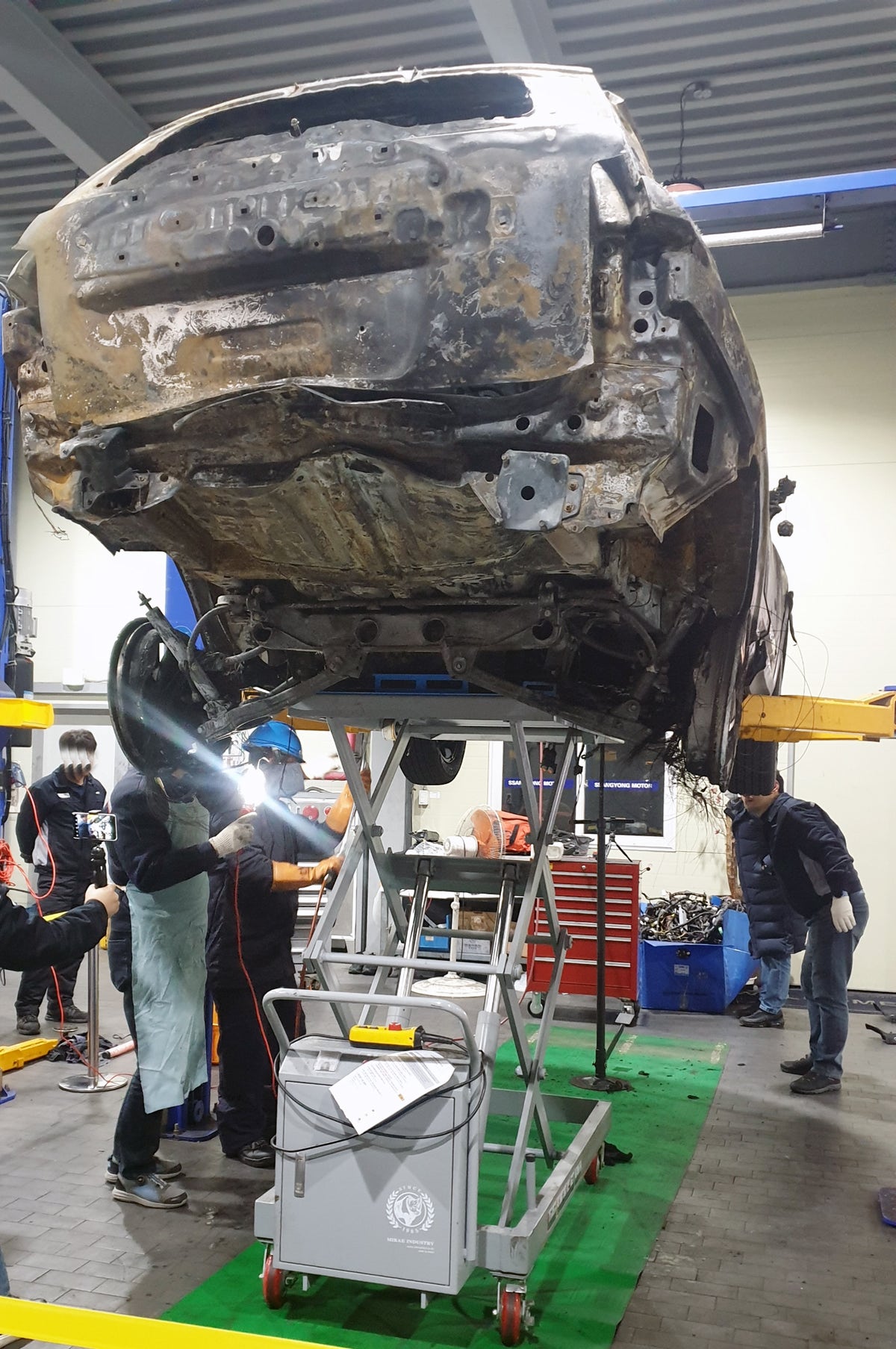 전소된 토레스 EVX 전기차 배터리 꺼내 봤더니...LFP 진짜 안전? : 네이버 포스트