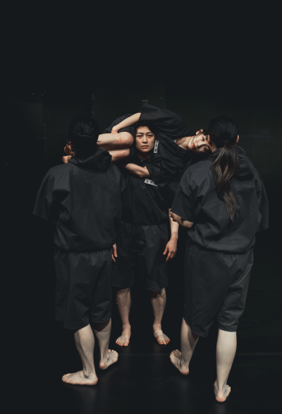 공연리뷰 무한한 우주 속의 ‘고독한 존재의 무채색 제의 프로젝트 시대 네이버 포스트